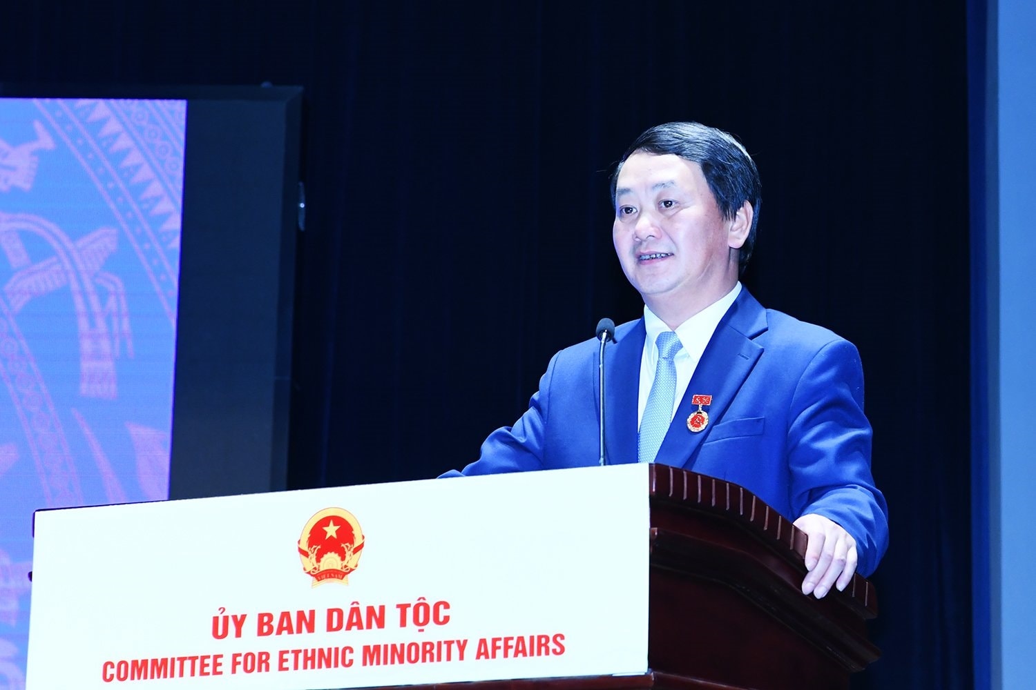 Bộ trưởng, Chủ nhiệm UBDT Hầu A Lềnh nhận Huy hiệu 30 năm tuổi Đảng