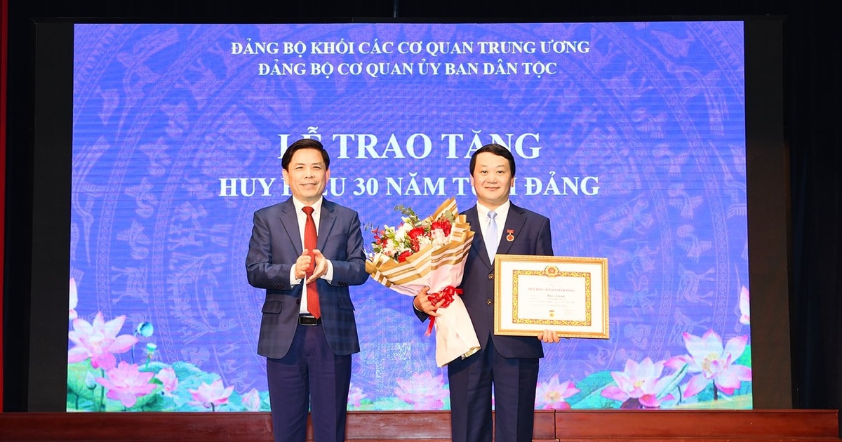 Bộ trưởng, Chủ nhiệm UBDT Hầu A Lềnh nhận Huy hiệu 30 năm tuổi Đảng